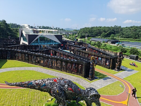 따끈한 핫플레이스, 세계 최대 정크아트 문화예술복합공간 FE01